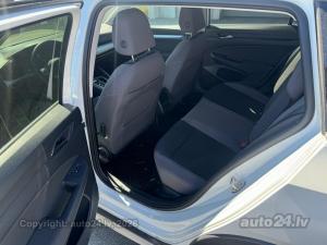 White Volkswagen Golf 2022 in Tallinn, with an engine capacity of 2.00 L and mileage of 175 thousand km for 22900 €, photo 12 on AUTOMOTO.COM.LV