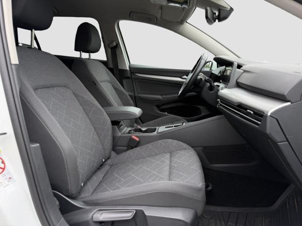 Balts Volkswagen Golf 2023 Pērnava, ar dzinēja tilpumu 1.50 L un nobraukumu 114 tūkst. km par 18850 €, foto 5 vietnē AUTOMOTO.COM.LV