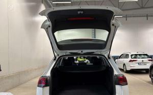 White Volkswagen Golf 2023 in Vilnius, with an engine capacity of 1.50 L and mileage of 50 thousand km for 19785 €, photo 12 on AUTOMOTO.COM.LV