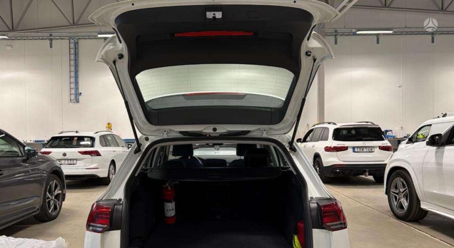 White Volkswagen Golf 2023 in Vilnius, with an engine capacity of 1.50 L and mileage of 51 thousand km for 18635 €, photo 13 on AUTOMOTO.COM.LV
