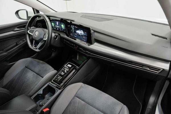 Volkswagen Golf 2023 in Tallinn on AUTOMOTO.COM.LV White Volkswagen Golf 2023 in Tallinn, with an engine capacity of 2.00 L and mileage of 125 thousand km for 20900 €, photo 8 on AUTOMOTO.COM.LV