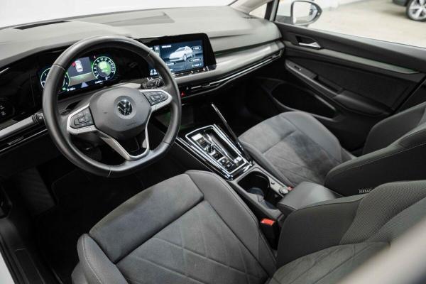 Volkswagen Golf 2023 in Tallinn on AUTOMOTO.COM.LV White Volkswagen Golf 2023 in Tallinn, with an engine capacity of 2.00 L and mileage of 125 thousand km for 20900 €, photo 9 on AUTOMOTO.COM.LV