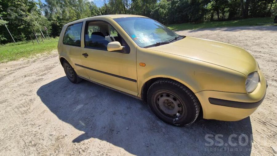 Yellow Volkswagen Golf 1999 in Riga, with an engine capacity of 1.60 L and mileage of 269 thousand km for 850 €, photo 2 on AUTOMOTO.COM.LV