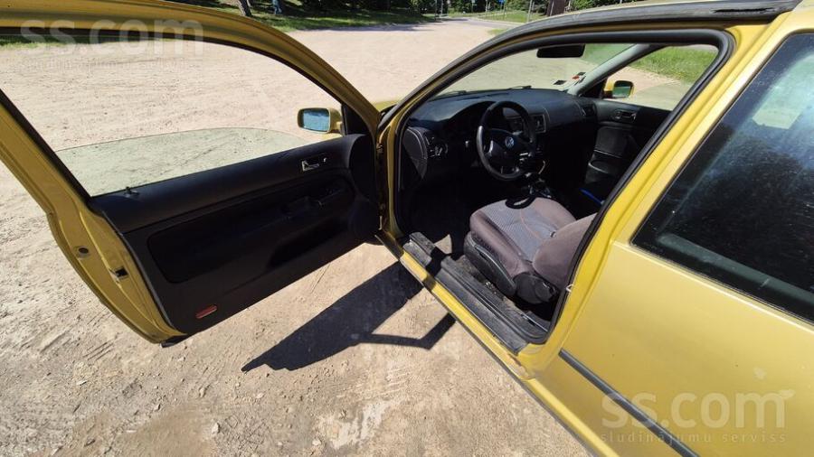 Yellow Volkswagen Golf 1999 in Riga, with an engine capacity of 1.60 L and mileage of 269 thousand km for 850 €, photo 8 on AUTOMOTO.COM.LV