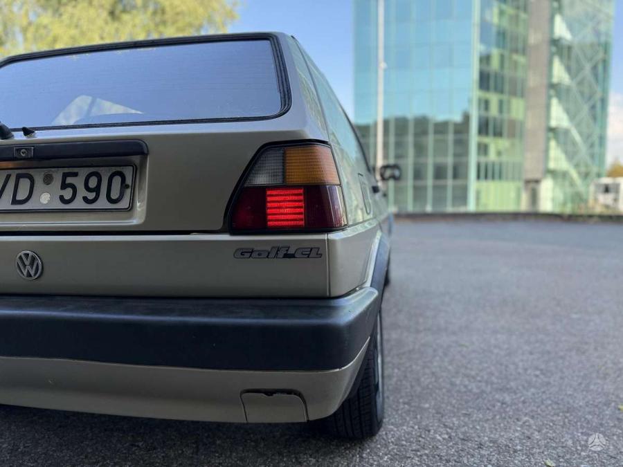 Yellow Volkswagen Golf 1987 in Vilnius, with an engine capacity of 1.60 L and mileage of 171 thousand km for 1300 €, photo 7 on AUTOMOTO.COM.LV
