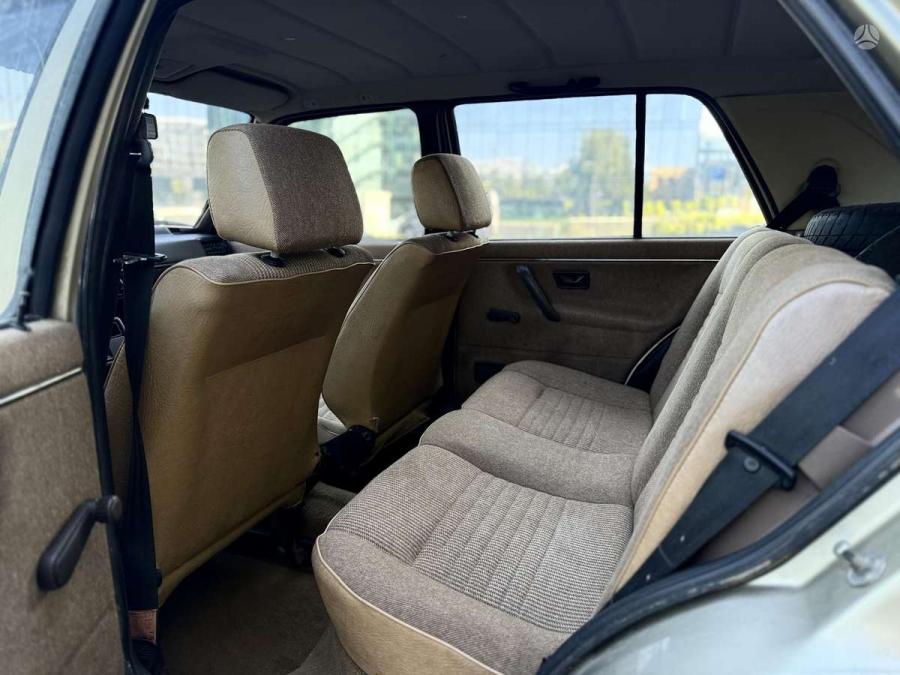 Yellow Volkswagen Golf 1987 in Vilnius, with an engine capacity of 1.60 L and mileage of 171 thousand km for 1300 €, photo 10 on AUTOMOTO.COM.LV