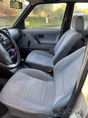 Dzeltens Volkswagen Golf 1988 Cēsis, ar dzinēja tilpumu 1.80 L un nobraukumu 230 tūkst. km par 2200 €, foto 4 vietnē AUTOMOTO.COM.LV