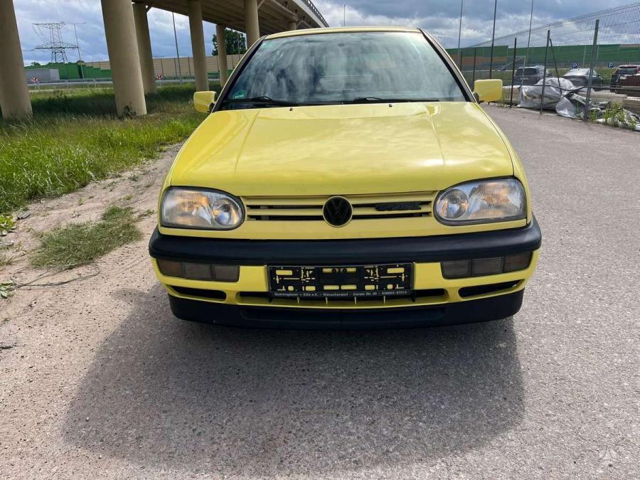 Yellow Volkswagen Golf 1995 in Marijampole, with an engine capacity of 1.98 L and mileage of 254 thousand km for 2999 €, photo 3 on AUTOMOTO.COM.LV