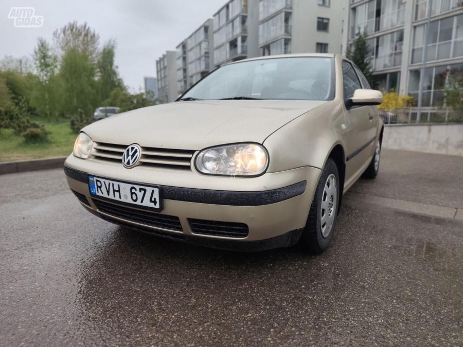 Yellow Volkswagen Golf 2001 in Vilnius, with an engine capacity of 1.40 L and mileage of 103 thousand km for 1800 €, photo 1 on AUTOMOTO.COM.LV