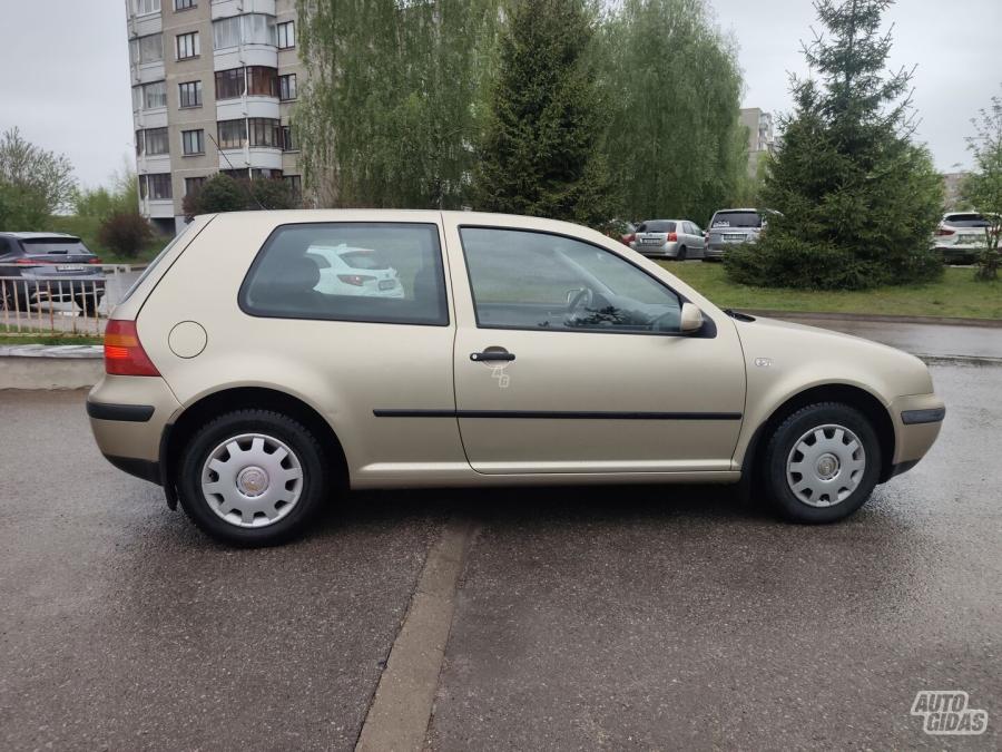 Yellow Volkswagen Golf 2001 in Vilnius, with an engine capacity of 1.40 L and mileage of 103 thousand km for 1800 €, photo 10 on AUTOMOTO.COM.LV