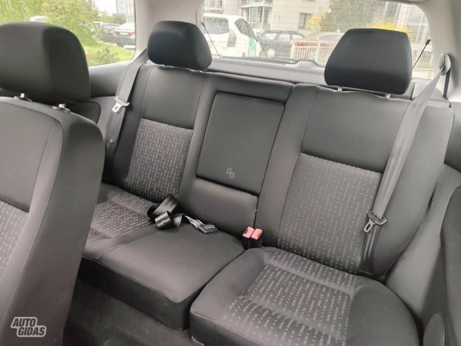 Yellow Volkswagen Golf 2001 in Vilnius, with an engine capacity of 1.40 L and mileage of 103 thousand km for 1800 €, photo 15 on AUTOMOTO.COM.LV