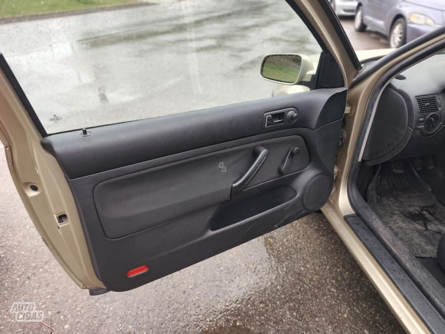 Yellow Volkswagen Golf 2001 in Vilnius, with an engine capacity of 1.40 L and mileage of 103 thousand km for 1800 €, photo 17 on AUTOMOTO.COM.LV