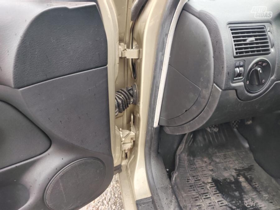 Yellow Volkswagen Golf 2001 in Vilnius, with an engine capacity of 1.40 L and mileage of 103 thousand km for 1800 €, photo 18 on AUTOMOTO.COM.LV