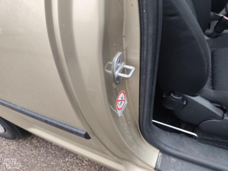 Yellow Volkswagen Golf 2001 in Vilnius, with an engine capacity of 1.40 L and mileage of 103 thousand km for 1800 €, photo 19 on AUTOMOTO.COM.LV