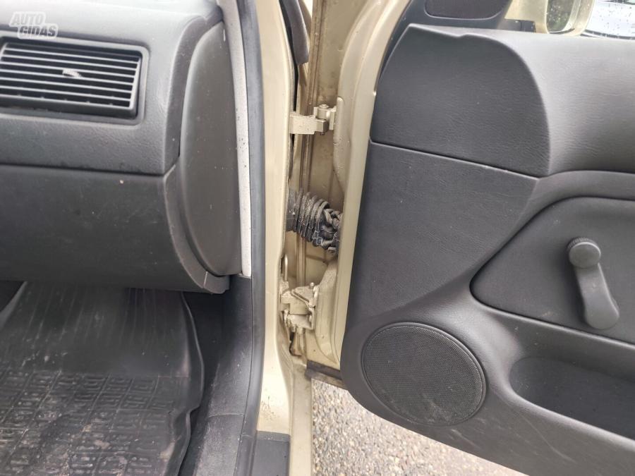 Dzeltens Volkswagen Golf 2001 Viļņa, ar dzinēja tilpumu 1.40 L un nobraukumu 103 tūkst. km par 1800 €, foto 20 vietnē AUTOMOTO.COM.LV