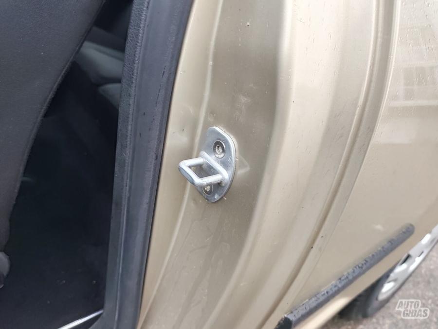 Dzeltens Volkswagen Golf 2001 Viļņa, ar dzinēja tilpumu 1.40 L un nobraukumu 103 tūkst. km par 1800 €, foto 24 vietnē AUTOMOTO.COM.LV