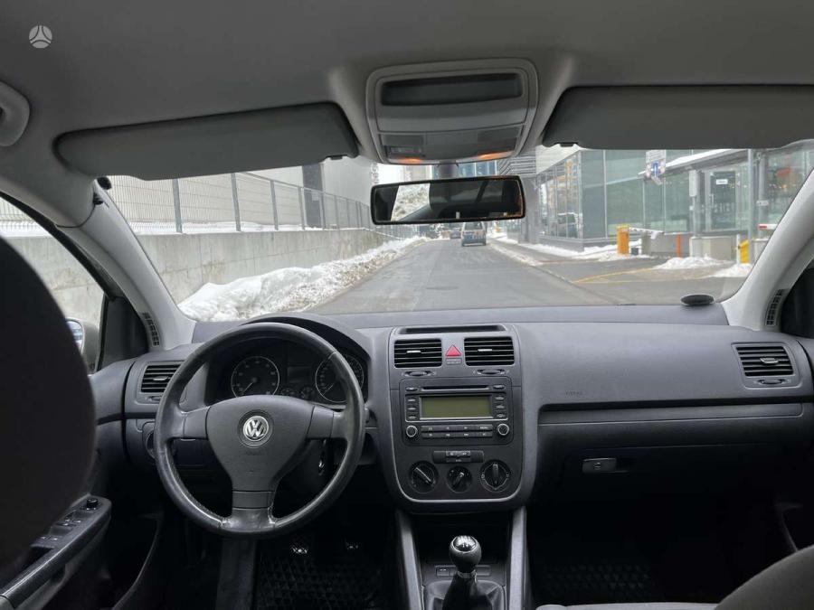 Yellow Volkswagen Golf 2004 in Vilnius, with an engine capacity of 1.60 L and mileage of 183 thousand km for 750 €, photo 11 on AUTOMOTO.COM.LV