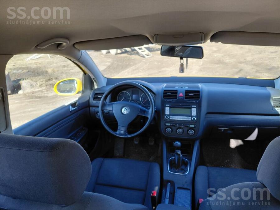 Yellow Volkswagen Golf 2006 in Aizkraukle, with an engine capacity of 1.90 L and mileage of 358 thousand km for 700 €, photo 5 on AUTOMOTO.COM.LV