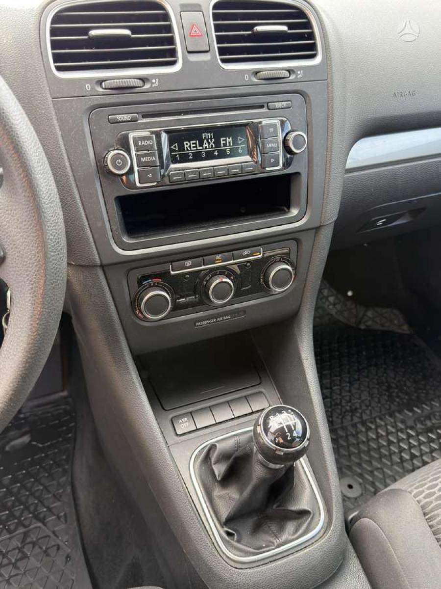 Yellow Volkswagen Golf 2012 in Vilnius, with an engine capacity of 1.40 L and mileage of 235 thousand km for 1450 €, photo 28 on AUTOMOTO.COM.LV
