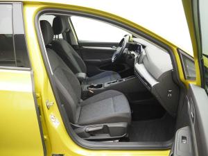 Yellow Volkswagen Golf 2022 in Vilnius, with an engine capacity of 1.50 L and mileage of 98 thousand km for 17500 €, photo 11 on AUTOMOTO.COM.LV