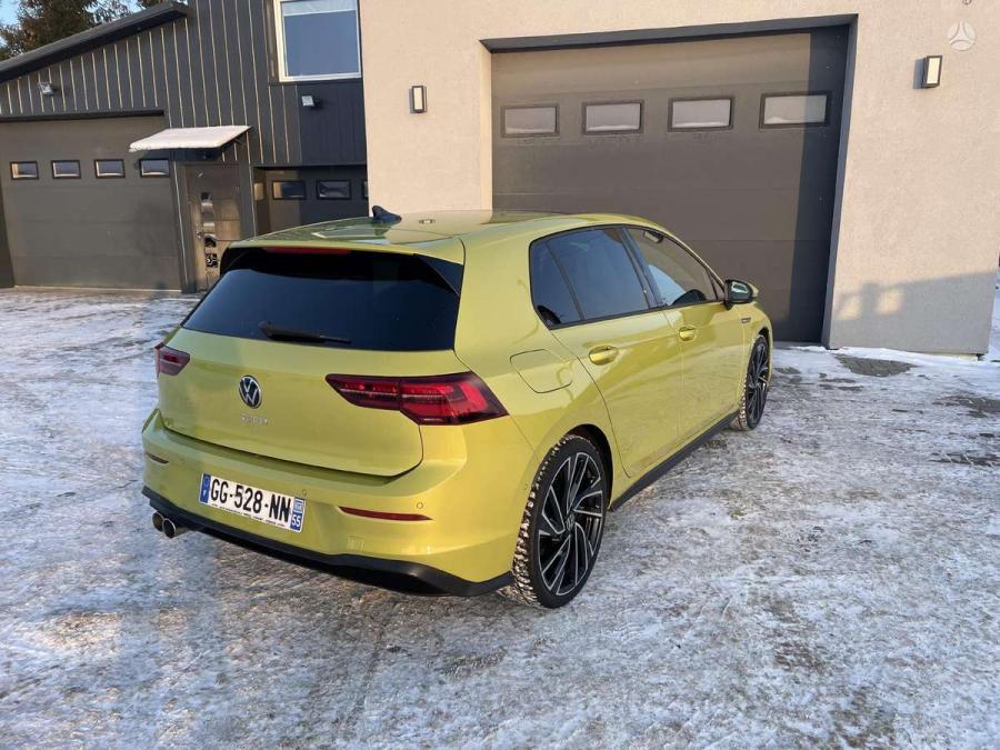 Yellow Volkswagen Golf 2022 in Jurbarkas, with an engine capacity of 2.00 L and mileage of 66 thousand km for 24750 €, photo 4 on AUTOMOTO.COM.LV