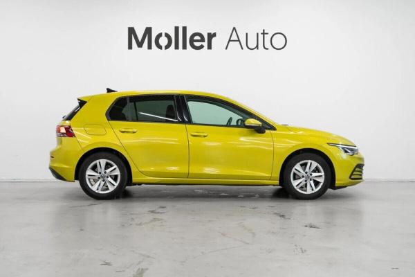Yellow Volkswagen Golf 2022 in Vilnius, with an engine capacity of 1.50 L and mileage of 106 thousand km for 17900 €, photo 4 on AUTOMOTO.COM.LV