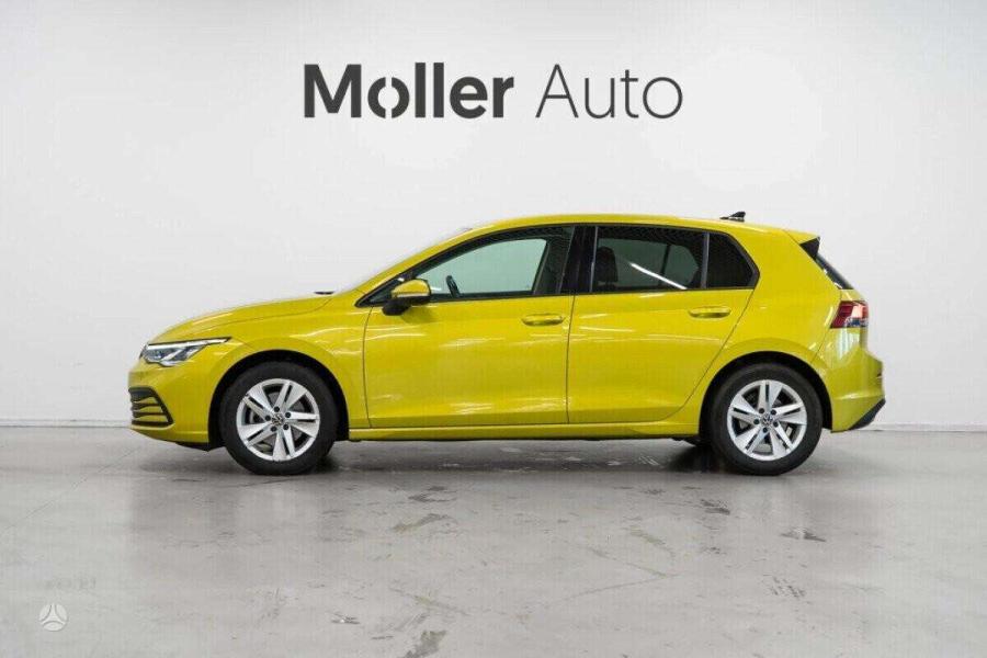 Yellow Volkswagen Golf 2022 in Vilnius, with an engine capacity of 1.50 L and mileage of 106 thousand km for 17900 €, photo 3 on AUTOMOTO.COM.LV