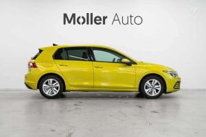 Yellow Volkswagen Golf 2022 in Vilnius, with an engine capacity of 1.50 L and mileage of 106 thousand km for 17900 €, photo 5 on AUTOMOTO.COM.LV