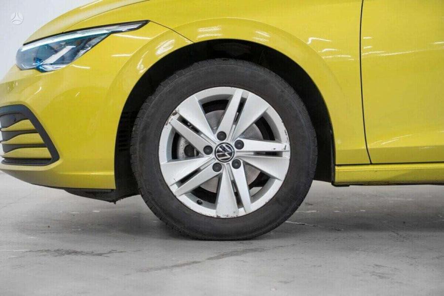 Yellow Volkswagen Golf 2022 in Vilnius, with an engine capacity of 1.50 L and mileage of 106 thousand km for 17900 €, photo 23 on AUTOMOTO.COM.LV