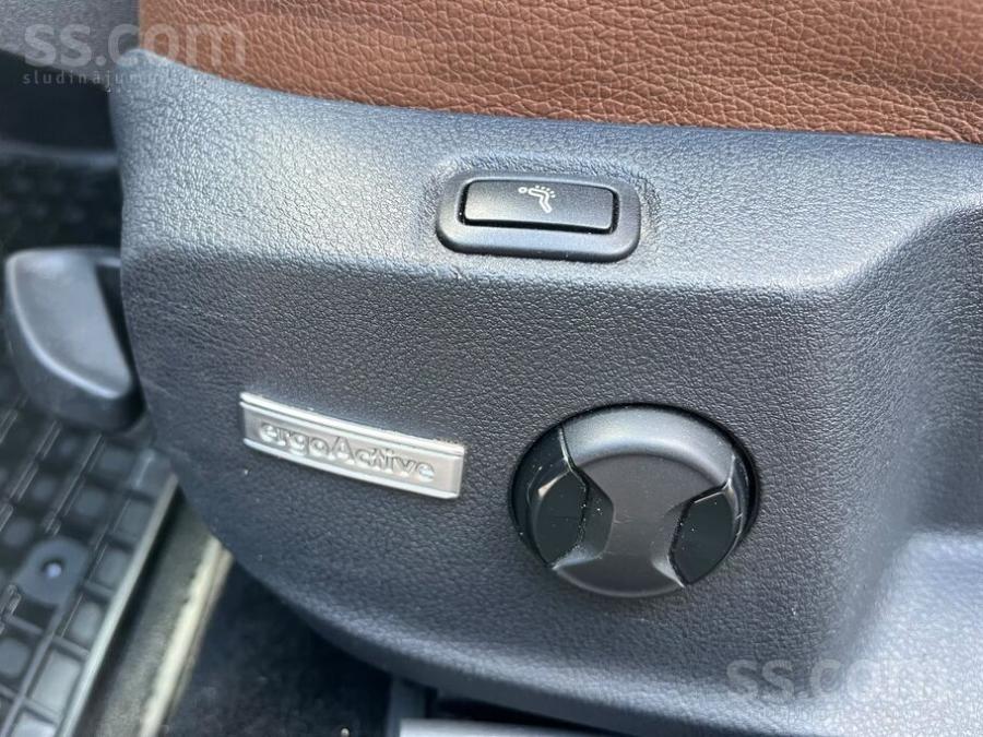 Yellow Volkswagen Golf 2014 in Riga, with an engine capacity of 2.00 L and mileage of 0 thousand km for 6199 €, photo 12 on AUTOMOTO.COM.LV