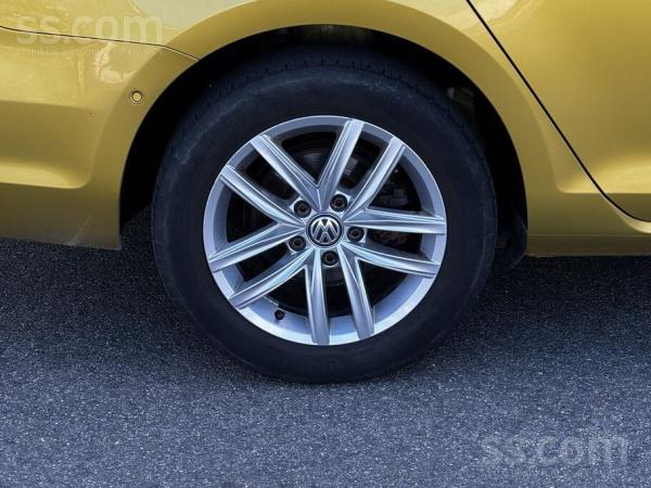 Yellow Volkswagen Golf 2018 in Riga, with an engine capacity of 2.00 L and mileage of 264 thousand km for 11900 €, photo 7 on AUTOMOTO.COM.LV