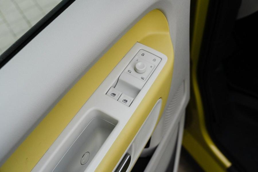 Yellow Volkswagen ID. Buzz 2023 in Marupe, with an engine capacity of 0.00 L and mileage of 93 thousand km for 39900 €, photo 8 on AUTOMOTO.COM.LV