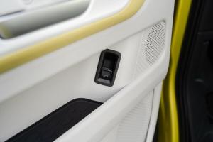 Yellow Volkswagen ID. Buzz 2023 in Marupe, with an engine capacity of 0.00 L and mileage of 93 thousand km for 39900 €, photo 9 on AUTOMOTO.COM.LV