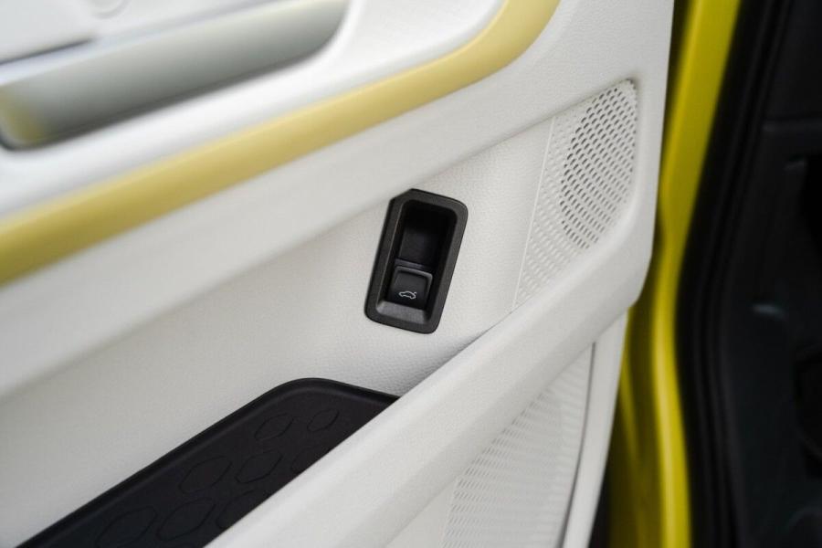 Yellow Volkswagen ID. Buzz 2023 in Marupe, with an engine capacity of 0.00 L and mileage of 93 thousand km for 39900 €, photo 9 on AUTOMOTO.COM.LV