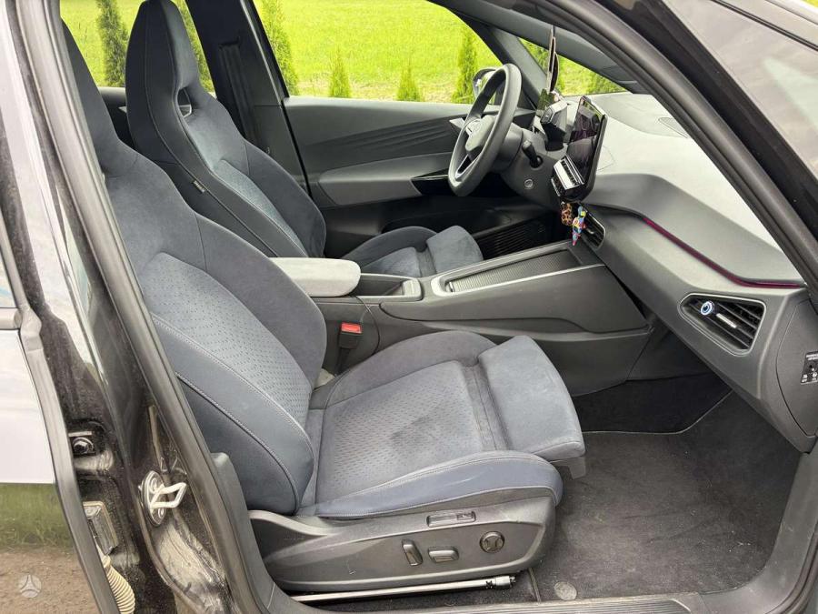 Black Volkswagen ID.3 2020 in Kaunas, with an engine capacity of 0.00 L and mileage of 118 thousand km for 16990 €, photo 13 on AUTOMOTO.COM.LV