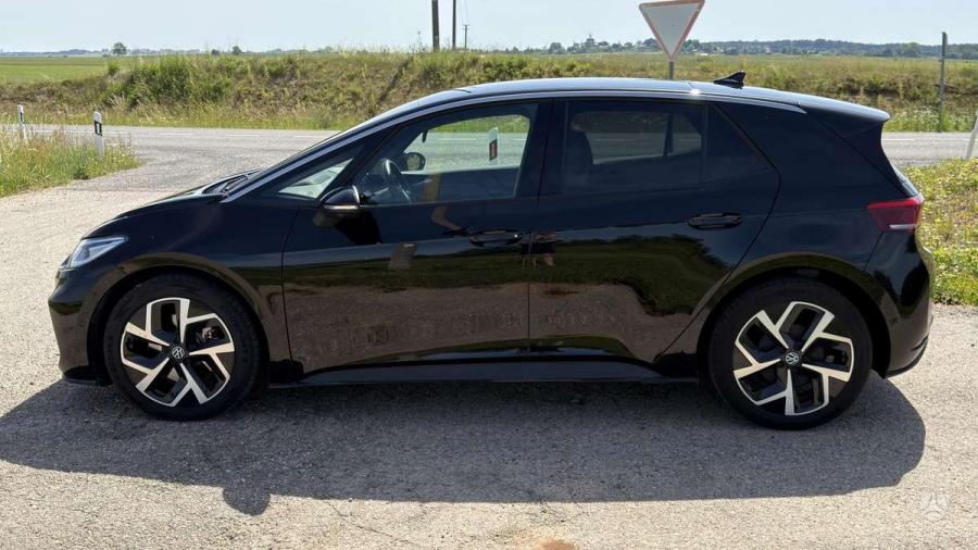Black Volkswagen ID.3 2023 in Jonava, with an engine capacity of 0.00 L and mileage of 63 thousand km for 20700 €, photo 13 on AUTOMOTO.COM.LV
