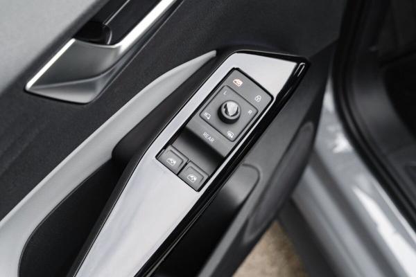 Pelēks Volkswagen ID.3 2023 Rīga, ar dzinēja tilpumu 0.00 L un nobraukumu 22 tūkst. km par 26800 €, foto 8 vietnē AUTOMOTO.COM.LV