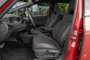 Red Volkswagen ID.3 2025 in Vilnius, with an engine capacity of 0.00 L and mileage of 19 thousand km for 36500 €, photo 11 on AUTOMOTO.COM.LV