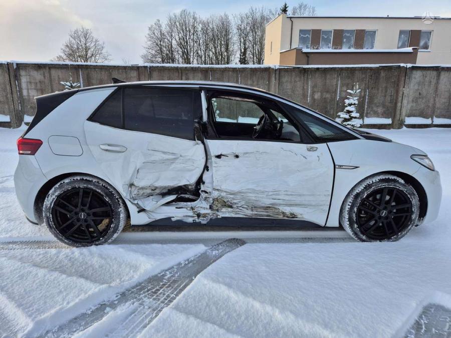 White Volkswagen ID.3 2020 in Mazeikiai, with an engine capacity of 0.00 L and mileage of 66 thousand km for 9700 €, photo 5 on AUTOMOTO.COM.LV