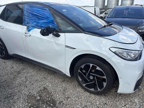 White Volkswagen ID.3 2023 in Kaunas, with an engine capacity of 0.00 L and mileage of 48 thousand km for 9900 €, photo 3 on AUTOMOTO.COM.LV