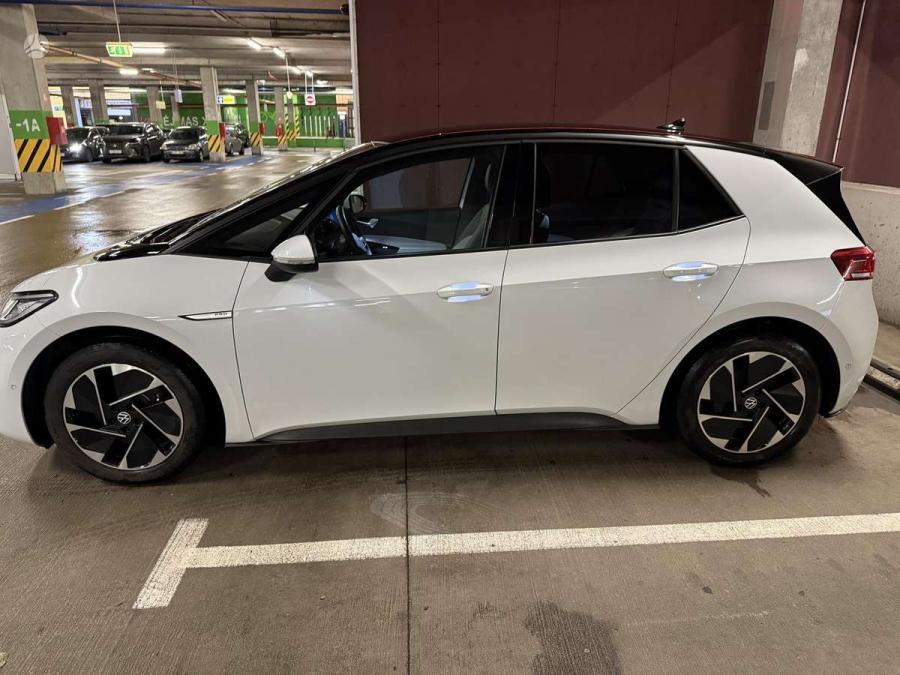 White Volkswagen ID.3 2023 in Vilnius, with an engine capacity of 0.00 L and mileage of 30 thousand km for 22900 €, photo 3 on AUTOMOTO.COM.LV