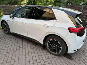White Volkswagen ID.3 2023 in Vilnius, with an engine capacity of 0.00 L and mileage of 30 thousand km for 22900 €, photo 20 on AUTOMOTO.COM.LV