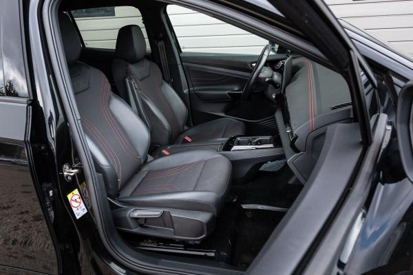Black Volkswagen ID.4 2023 in Jelgava, with an engine capacity of 0.00 L and mileage of 91 thousand km for 33950 €, photo 6 on AUTOMOTO.COM.LV