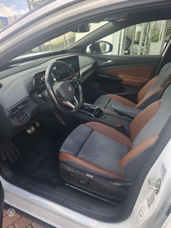 White Volkswagen ID.4 2020 in Siauliai, with an engine capacity of 0.00 L and mileage of 91 thousand km for 22600 €, photo 7 on AUTOMOTO.COM.LV