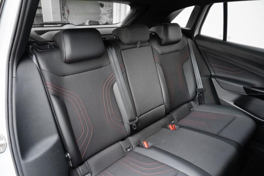White Volkswagen ID.4 2023 in Riga, with an engine capacity of 0.00 L and mileage of 91 thousand km for 33450 €, photo 9 on AUTOMOTO.COM.LV