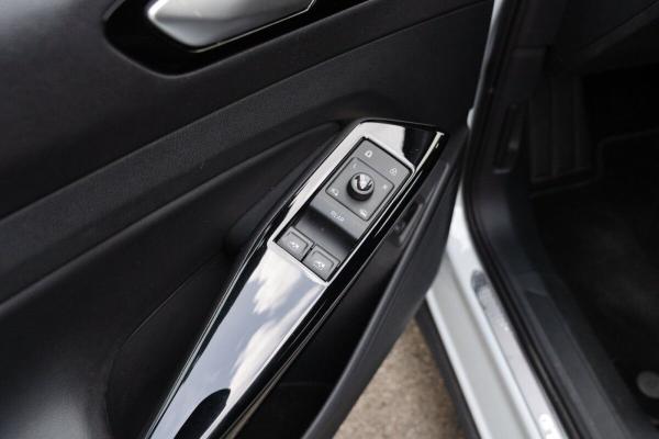 Balts Volkswagen ID.4 2023 Rīga, ar dzinēja tilpumu 0.00 L un nobraukumu 91 tūkst. km par 33450 €, foto 9 vietnē AUTOMOTO.COM.LV