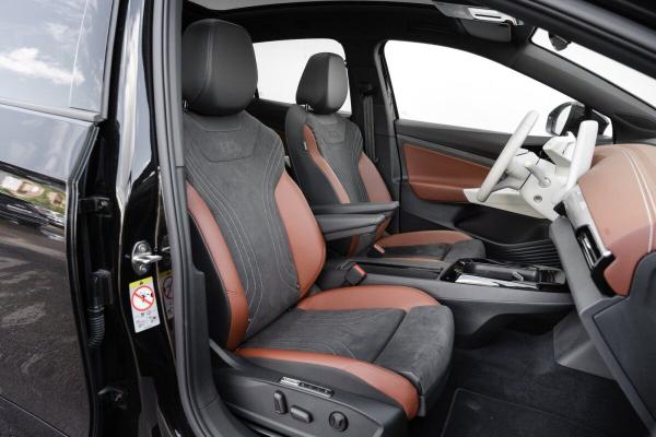 Black Volkswagen ID.5 2025 in Riga, with an engine capacity of 0.10 L and mileage of 0 thousand km for 45950 €, photo 6 on AUTOMOTO.COM.LV