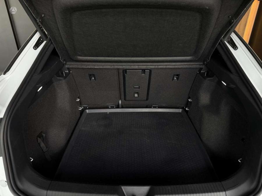 Balts Volkswagen ID.5 2024 Kauņa, ar dzinēja tilpumu 0.00 L un nobraukumu 34 tūkst. km par 33990 €, foto 24 vietnē AUTOMOTO.COM.LV