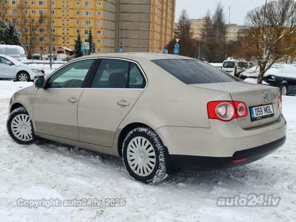 Smilšu krāsa Volkswagen Jetta 2006 Tartu, ar dzinēja tilpumu 1.60 L un nobraukumu 240 tūkst. km par 1699 €, foto 5 vietnē AUTOMOTO.COM.LV