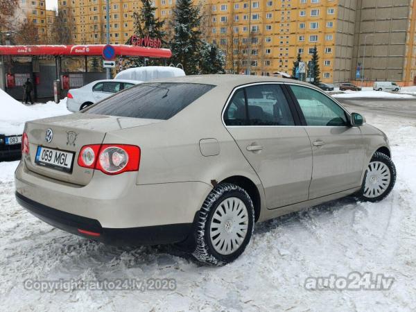 Smilšu krāsa Volkswagen Jetta 2006 Tartu, ar dzinēja tilpumu 1.60 L un nobraukumu 240 tūkst. km par 1699 €, foto 6 vietnē AUTOMOTO.COM.LV